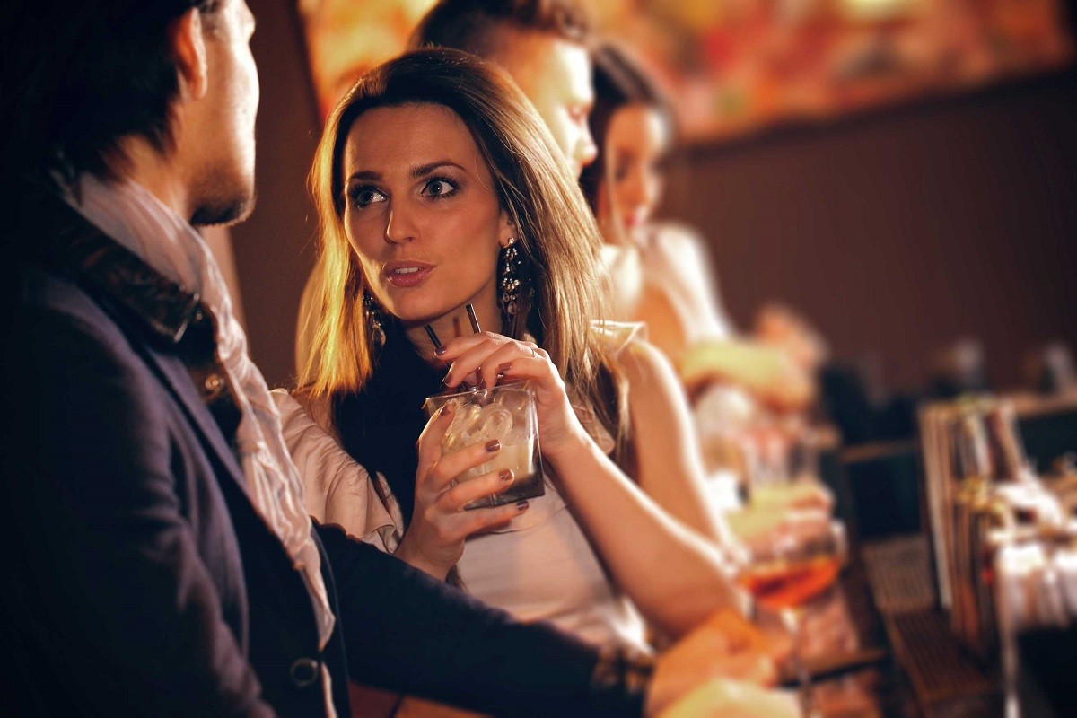 7 Ways to Get Out of Boring Conversations at a Party - Amerikanki